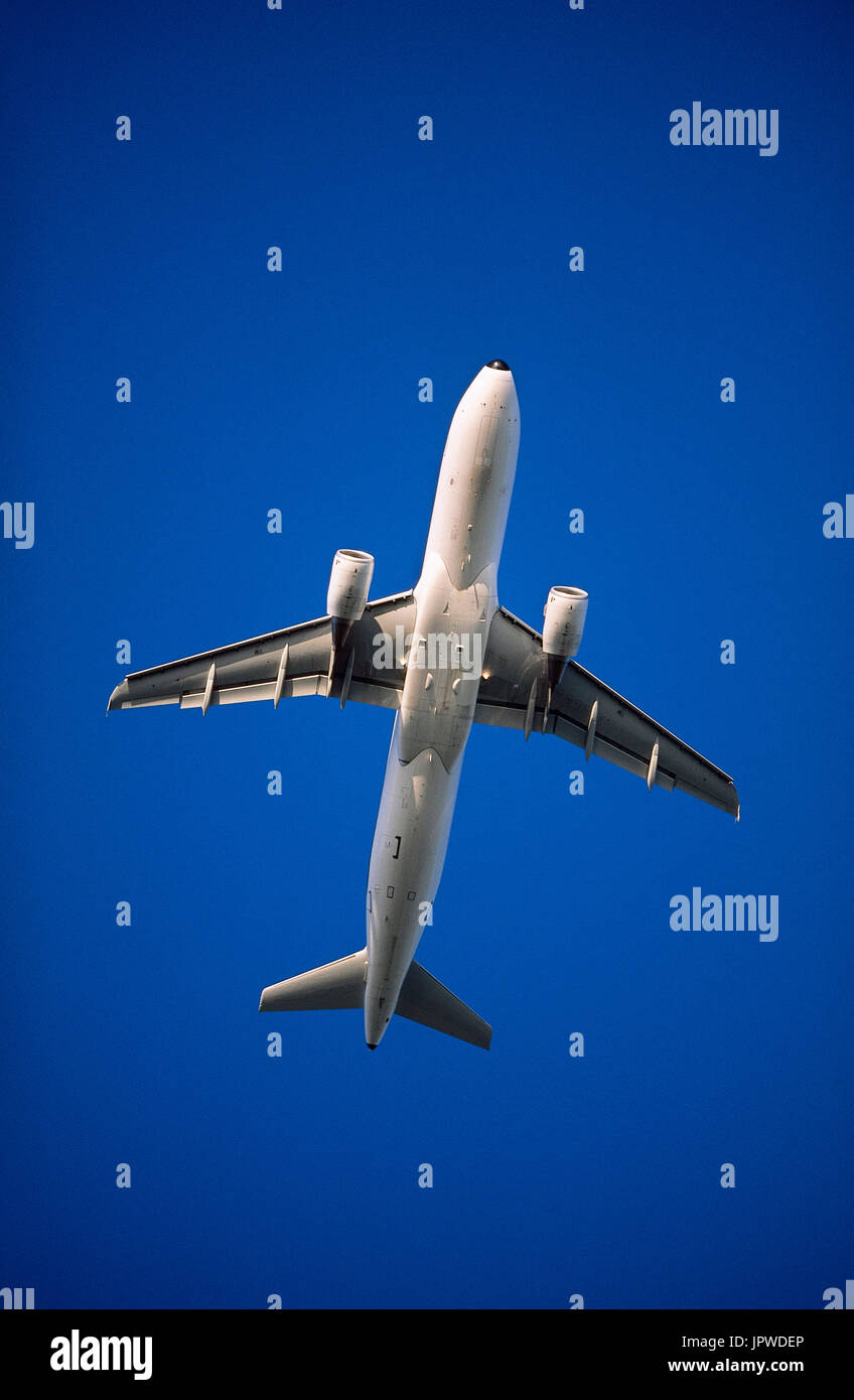 CFM56-5 engine-cowlings of an Alitalia Airbus A320-200 flying enroute ...