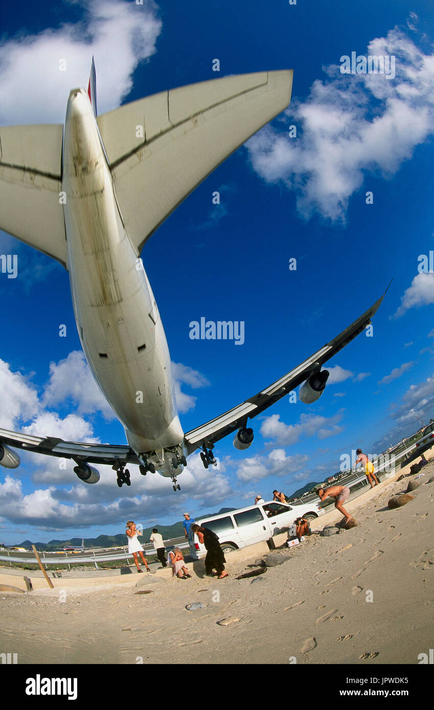 Air France Boeing 747-300 on very low final-approach landing over Maho ...