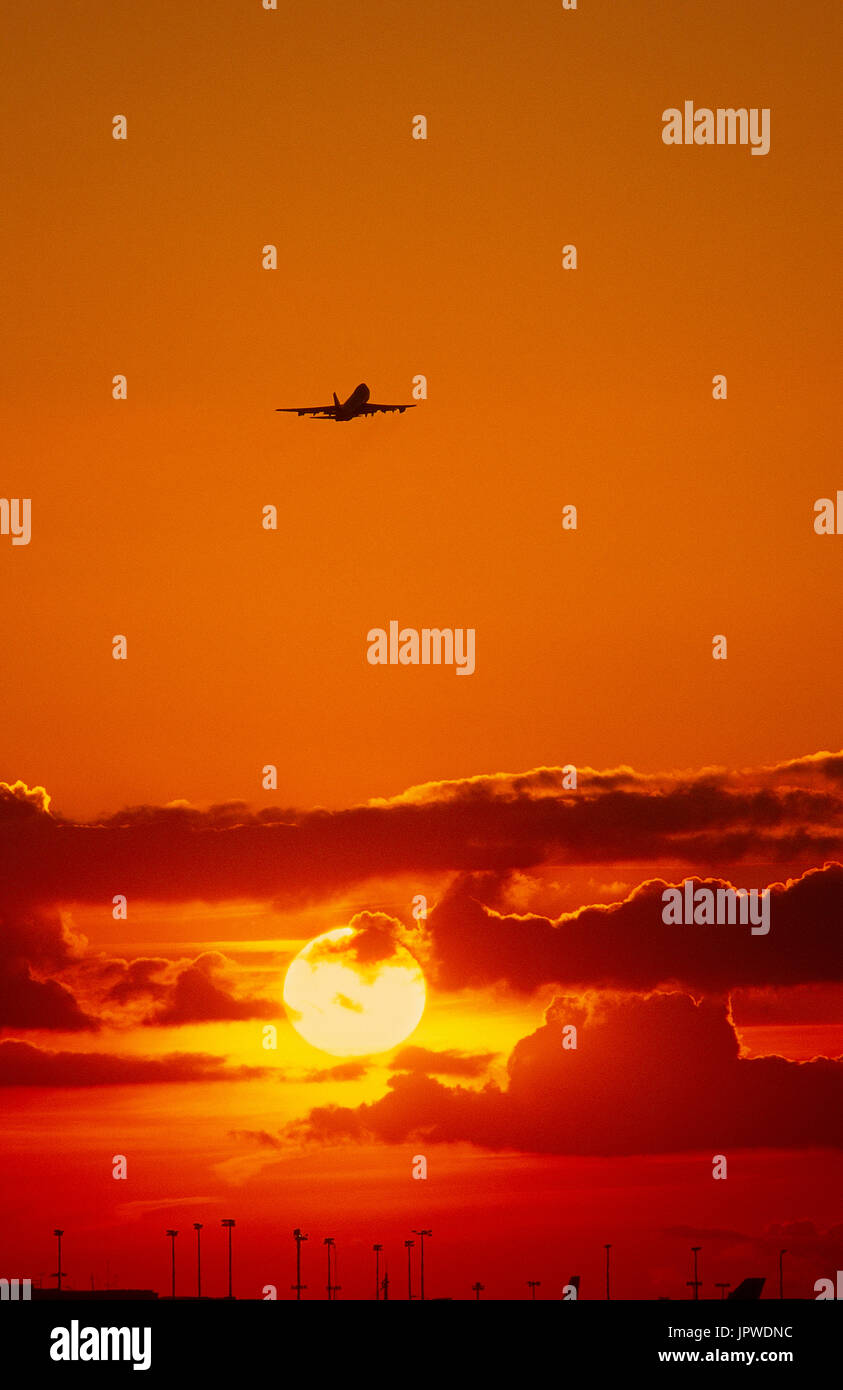Boeing 747 flying enroute at sunset Stock Photo - Alamy
