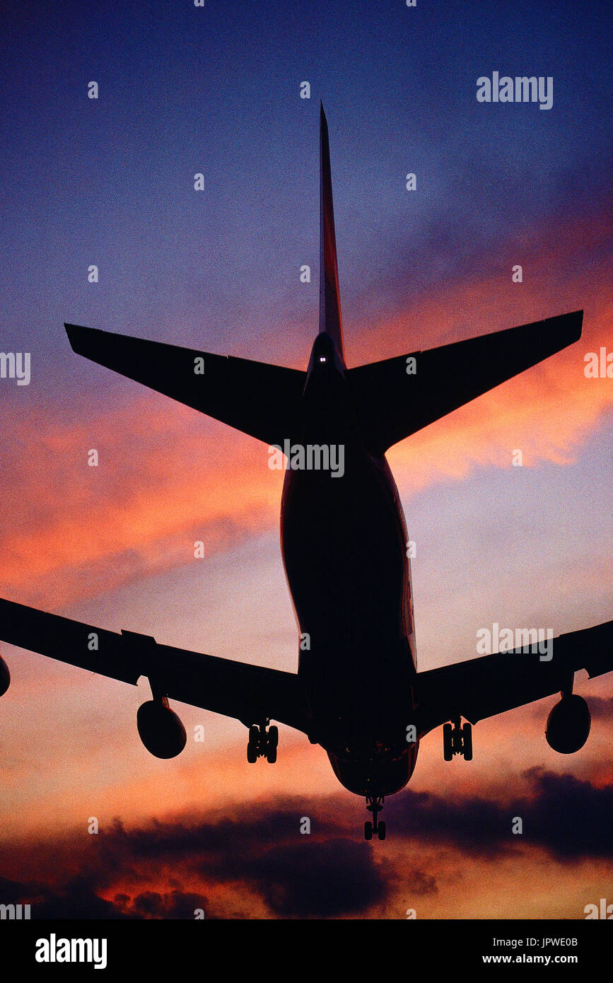 Boeing 747-200 on final-approach at dusk Stock Photo - Alamy
