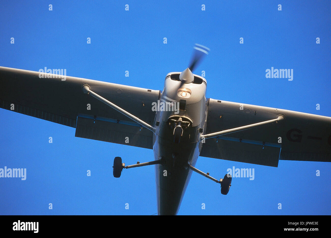 Cessna 172 skyhawk landing High Resolution Stock Photography and Images ...