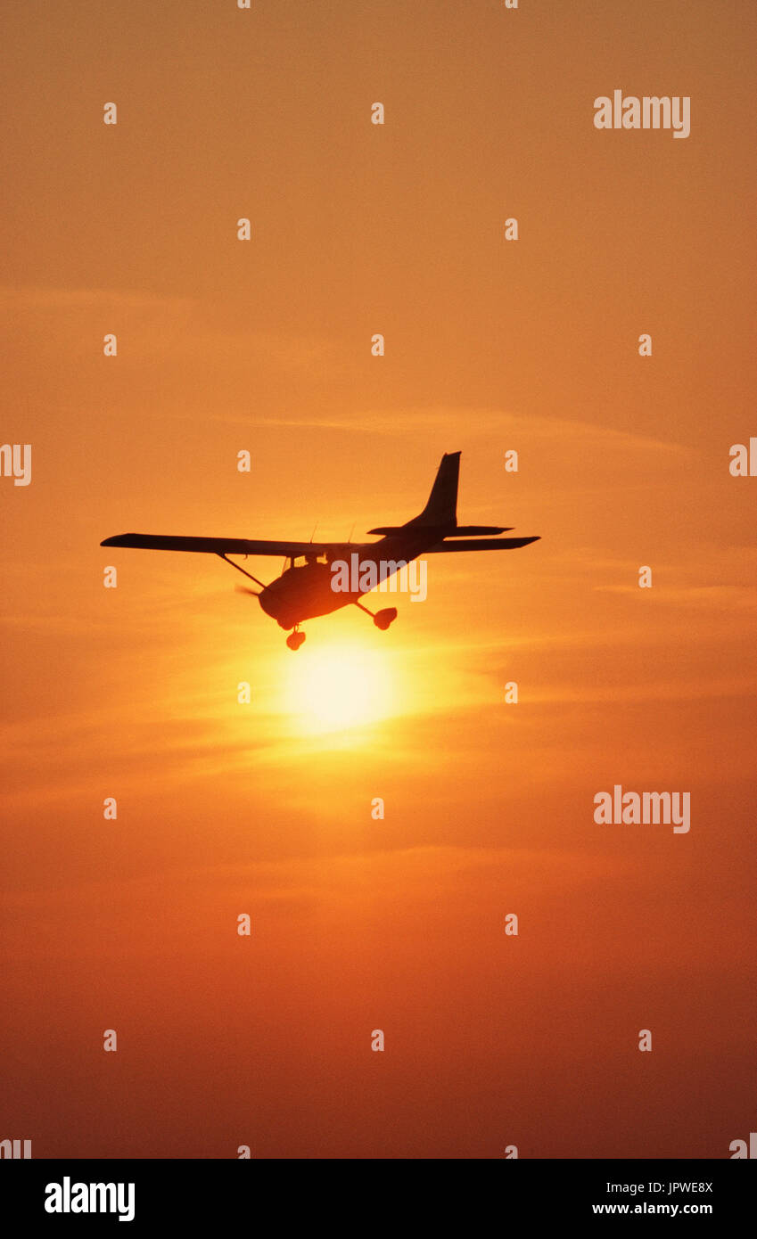 Cessna 172 skyhawk landing High Resolution Stock Photography and Images ...
