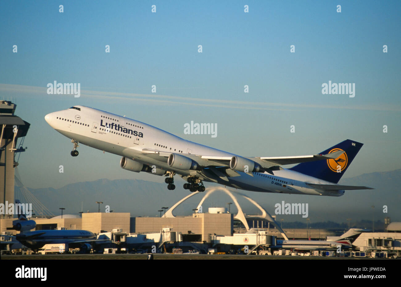 Lufthansa Boeing 747-400 taking-off, Delta Air Lines McDonnell Douglas ...