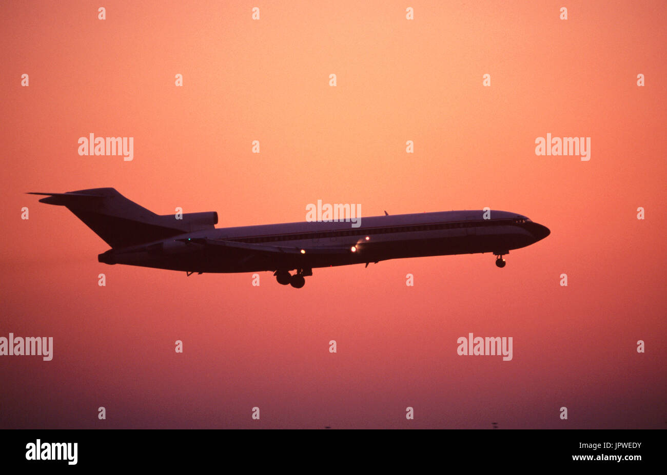 a Boeing 727 on final-approach at sunset Stock Photo - Alamy