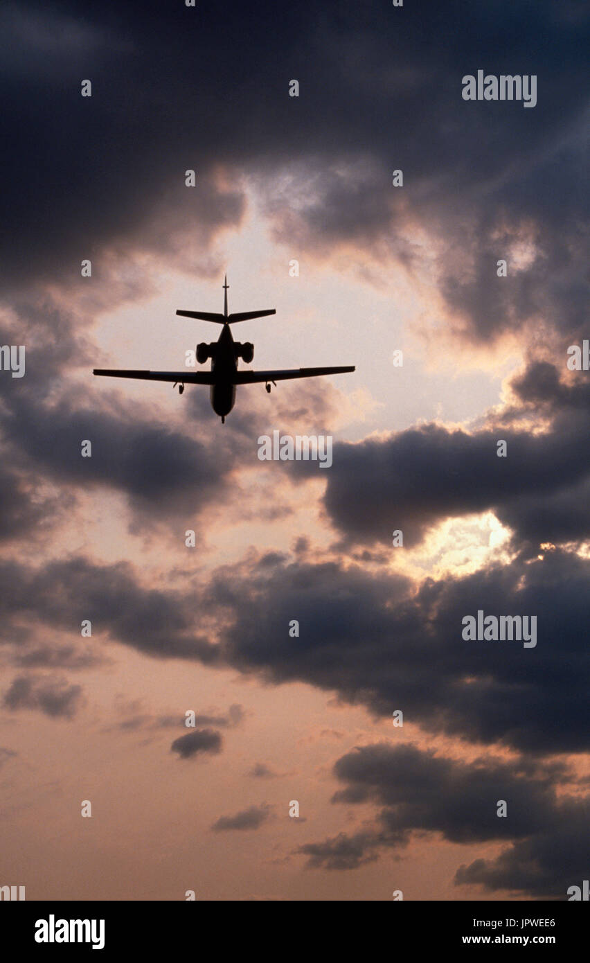 Cessna 550 Citation II / 2 on final-approach at dusk Stock Photo - Alamy