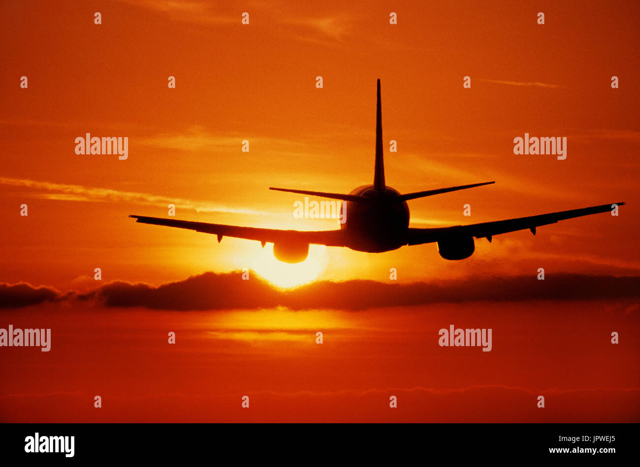 Boeing 737 flying enroute at sunset Stock Photo - Alamy