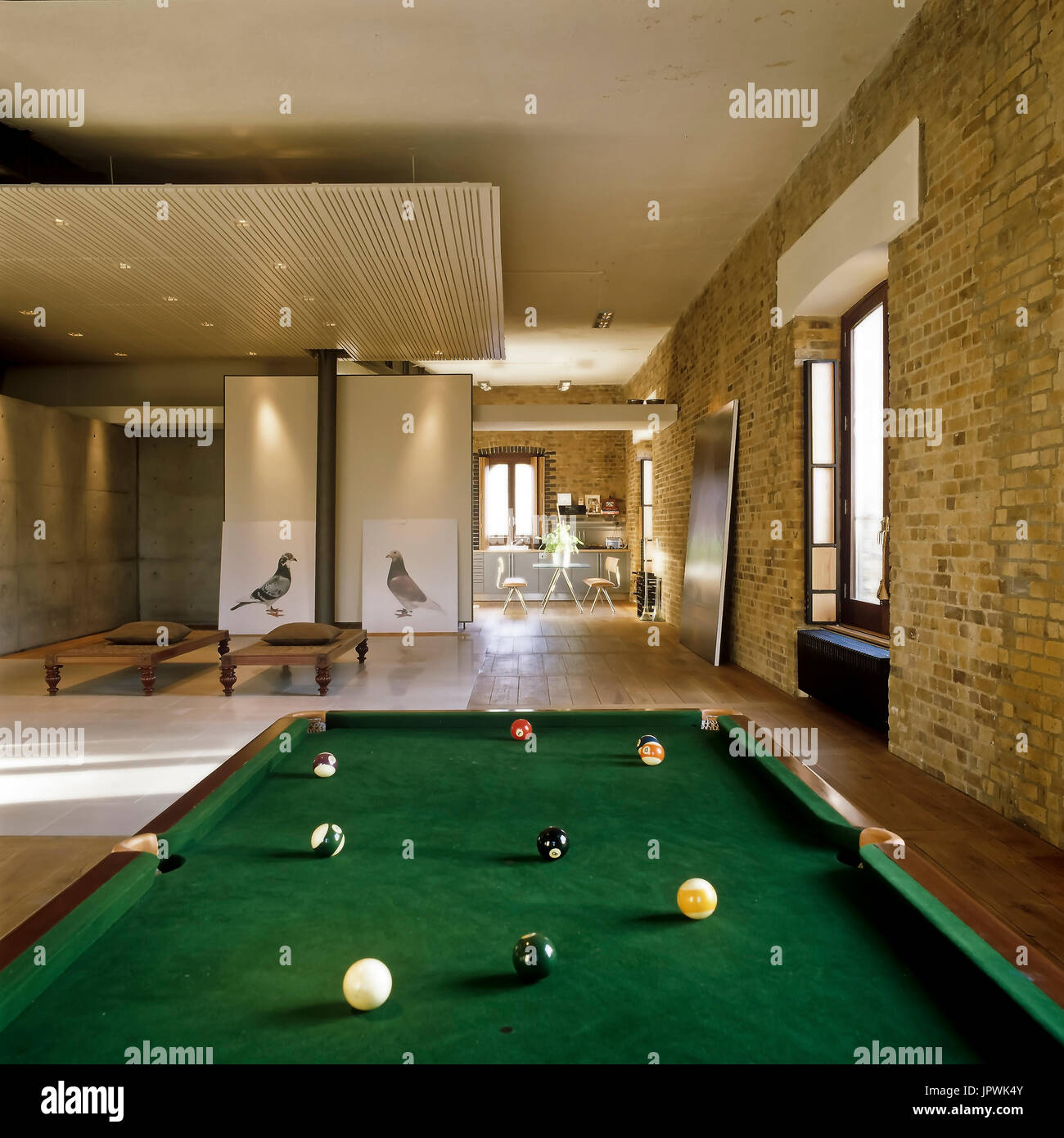 Concrete bird table hi-res stock photography and images - Alamy