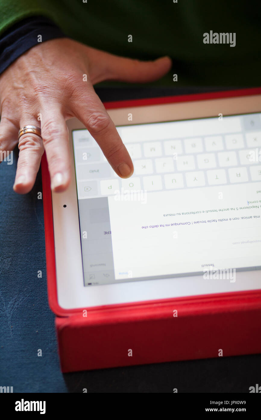 woman using ipad Stock Photo - Alamy