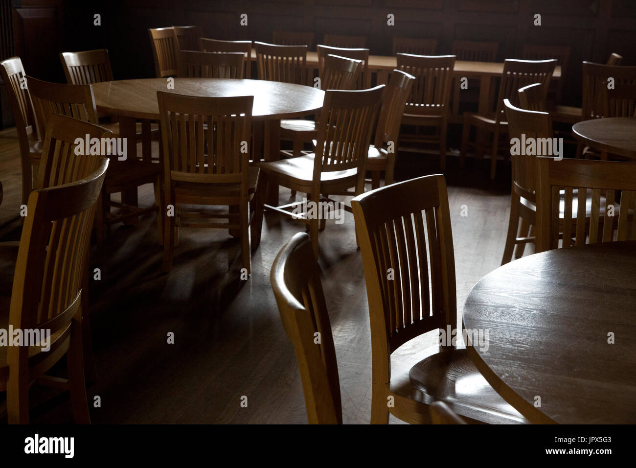 Round tables hi-res stock photography and images - Alamy