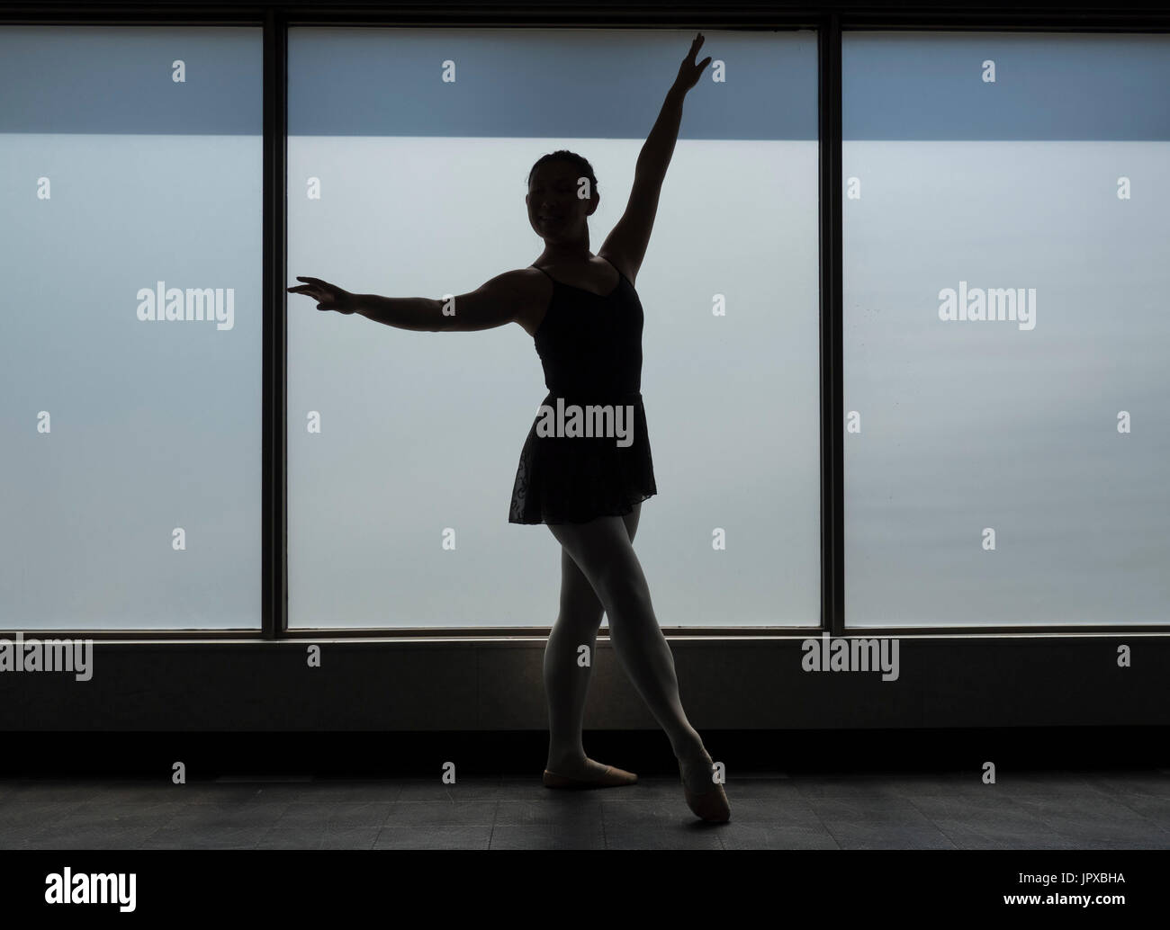 Arabesque ballet hi-res stock photography and images - Alamy