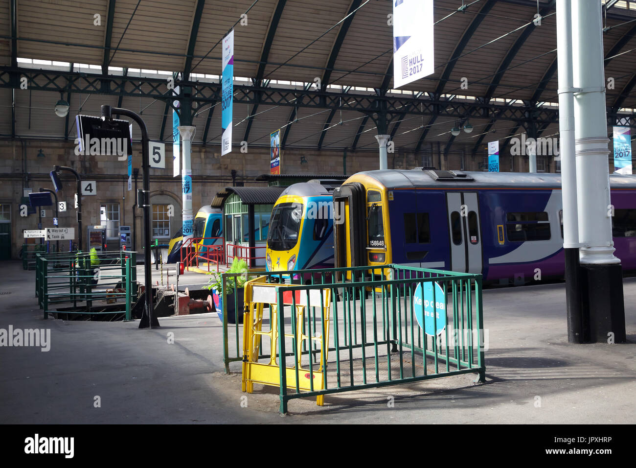 Hull Railway Station early on a Sunday Morning Stock Photo - Alamy