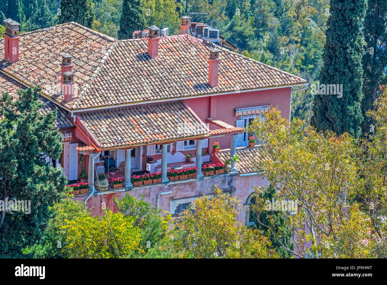 Italian villa hillside hi-res stock photography and images - Alamy
