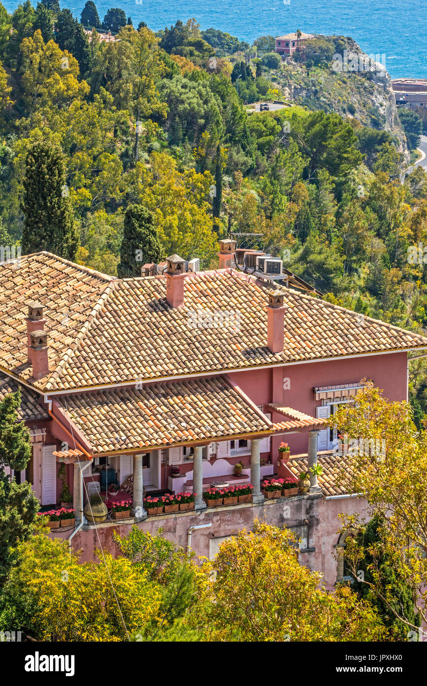 Italian villa hillside hi-res stock photography and images - Alamy