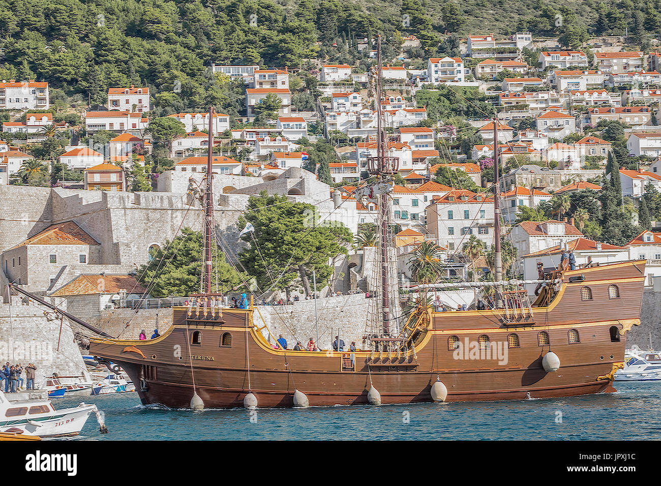 Carrack ship hi-res stock photography and images - Alamy