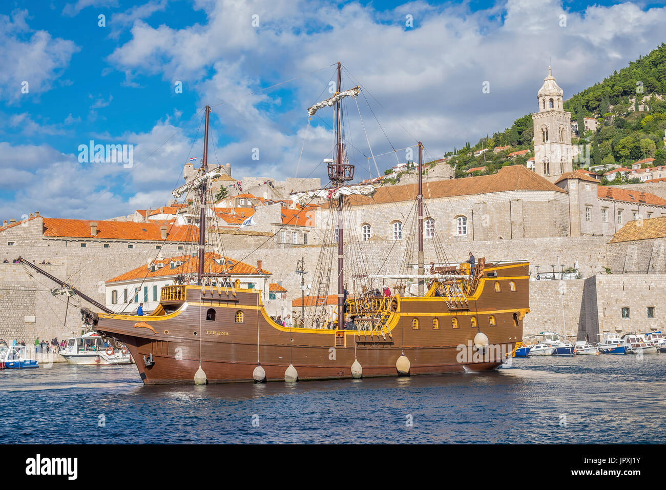 Carrack ship hi-res stock photography and images - Alamy