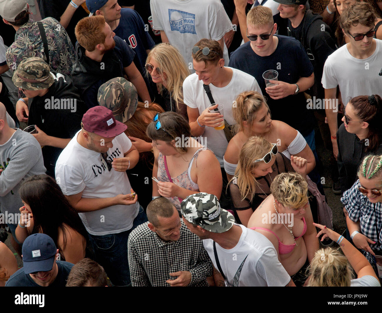 Rave crowd hi-res stock photography and images - Alamy