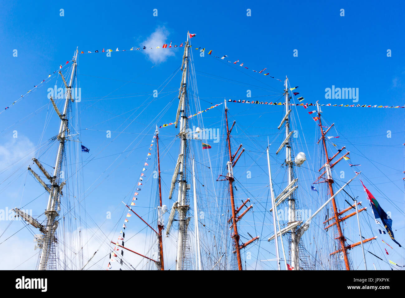 Mast, rigging and ropes on a old wooden sailing ship Stock Photo - Alamy