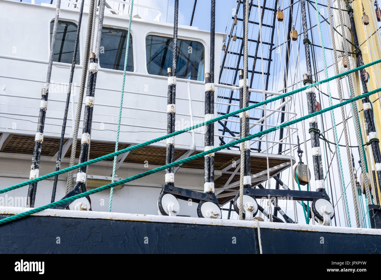 Mast, rigging and ropes on a old wooden sailing ship Stock Photo - Alamy