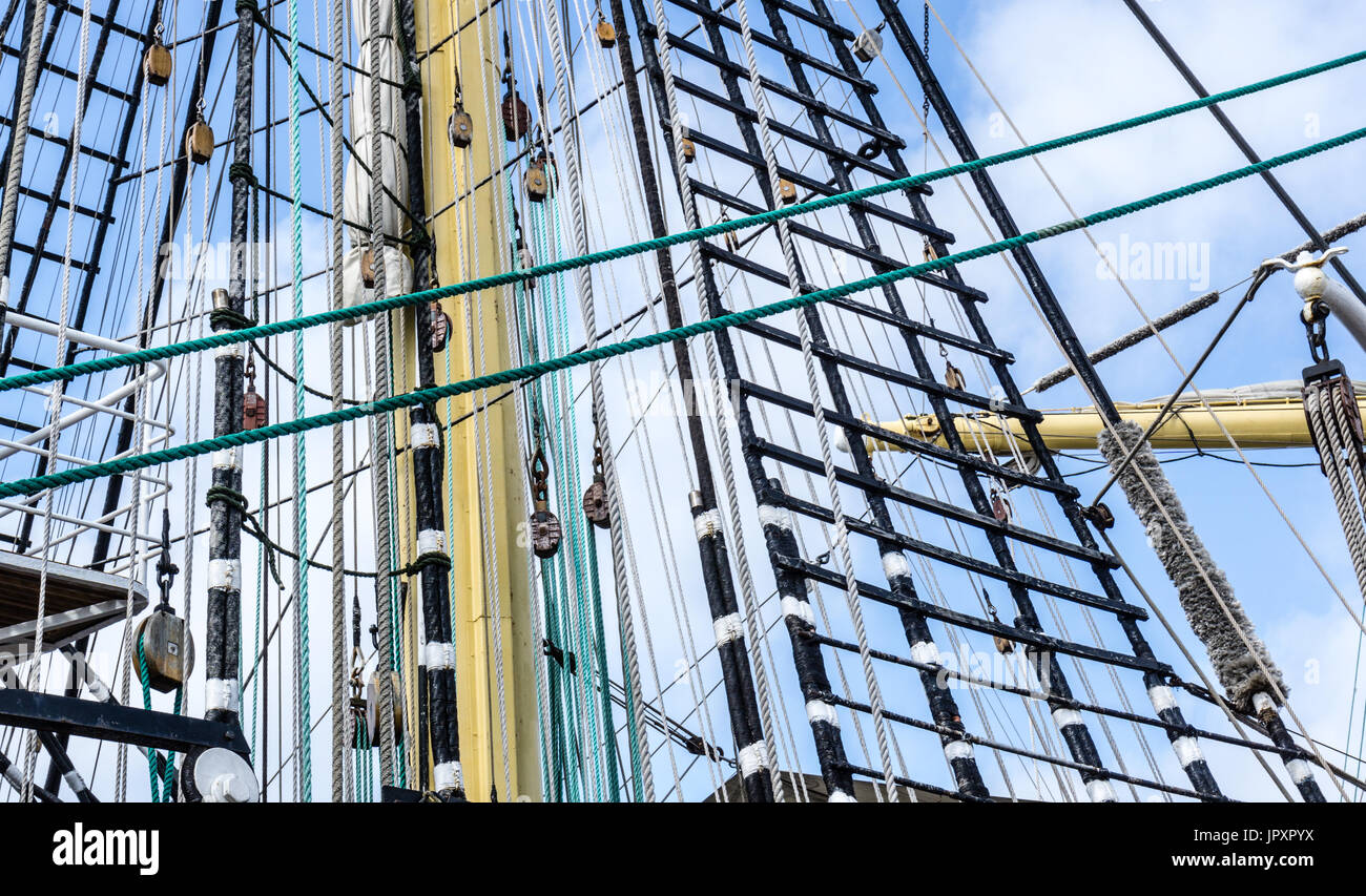 Mast, rigging and ropes on a old wooden sailing ship Stock Photo - Alamy