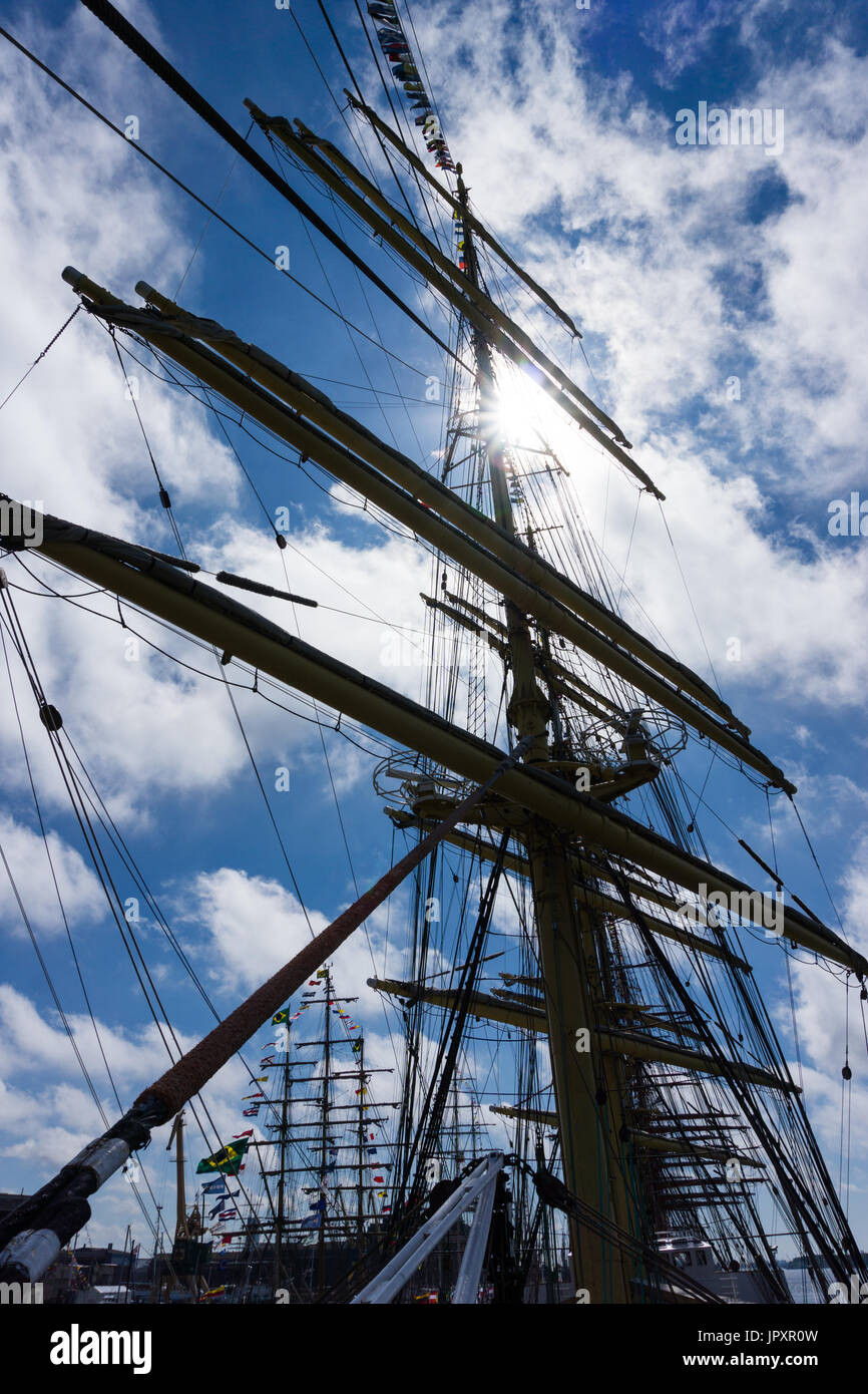 Mast, rigging and ropes on a old wooden sailing ship Stock Photo - Alamy