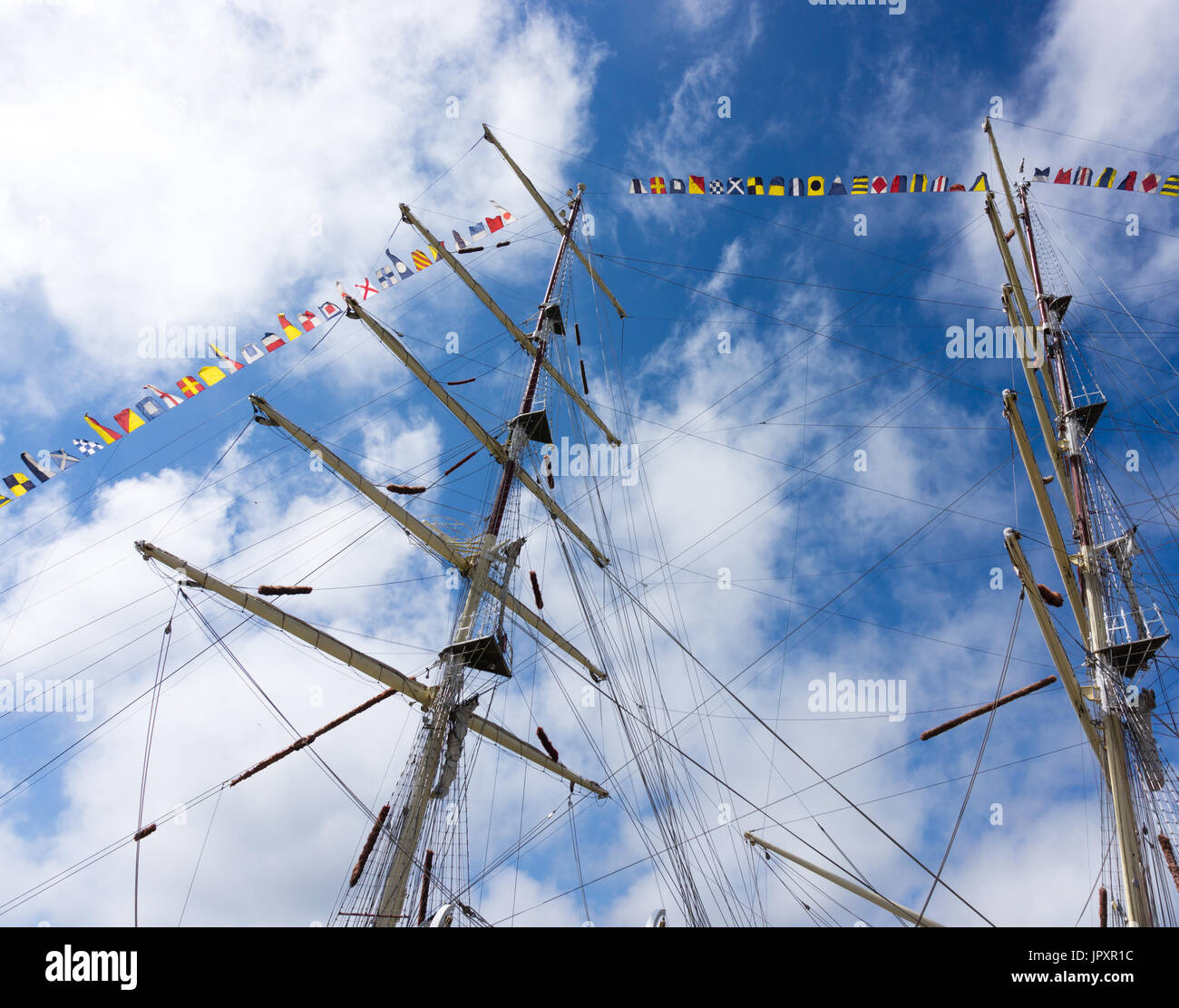 Mast, rigging and ropes on a old wooden sailing ship Stock Photo - Alamy
