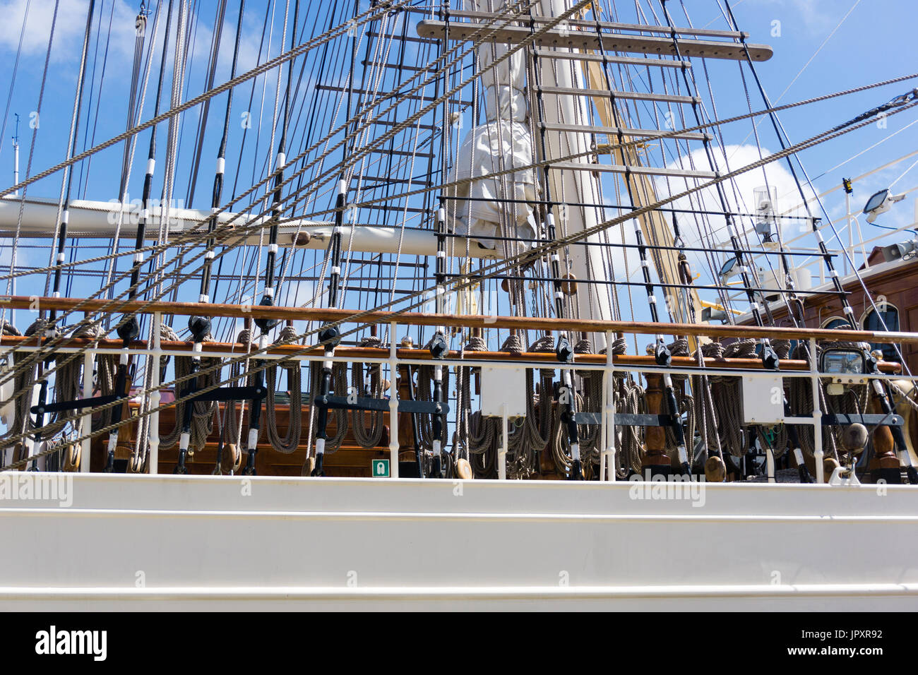 Mast, rigging and ropes on a old wooden sailing ship Stock Photo - Alamy