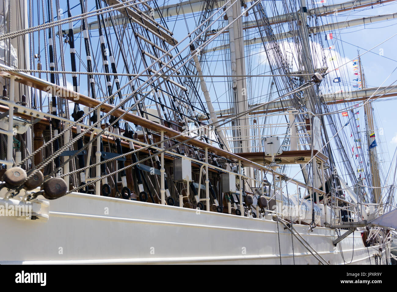 Mast, rigging and ropes on a old wooden sailing ship Stock Photo - Alamy