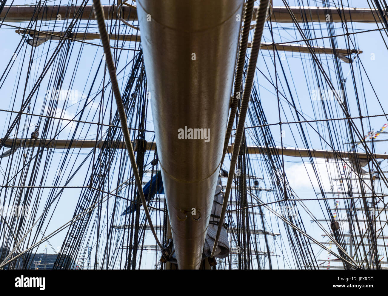 Mast, rigging and ropes on a old wooden sailing ship Stock Photo - Alamy