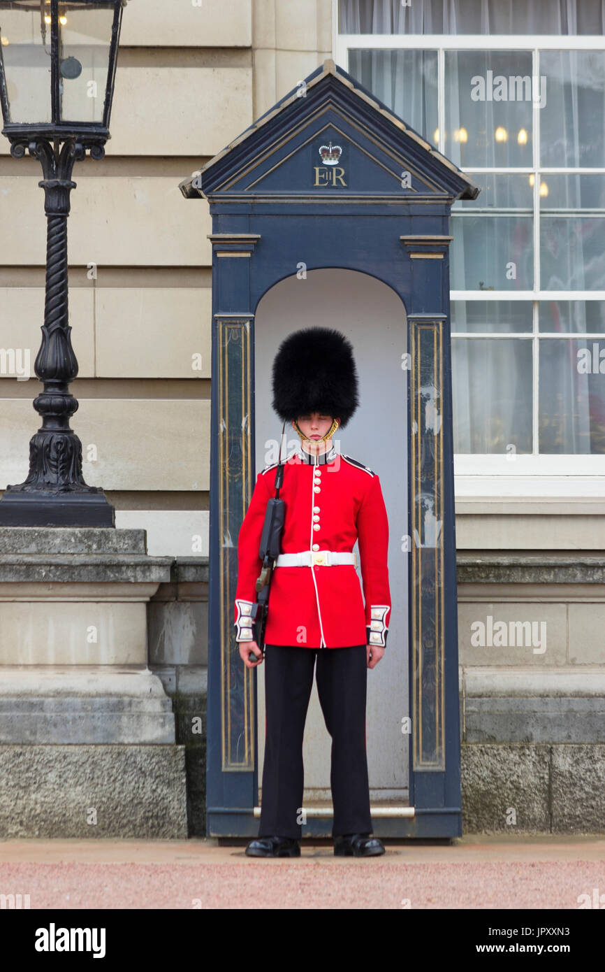 Guard standing box royal palace hi-res stock photography and images - Alamy
