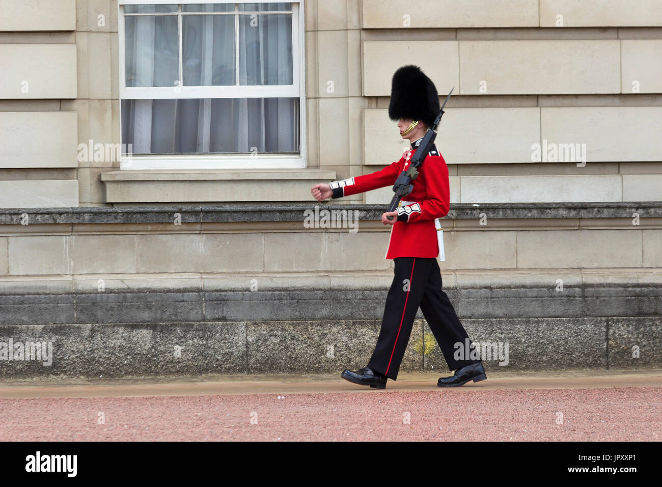 Buckingham palace and sentry box hi-res stock photography and images ...