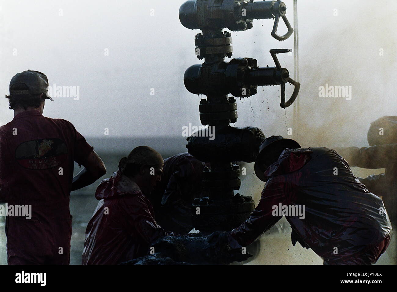 Kuwait oil well fires hi-res stock photography and images - Alamy