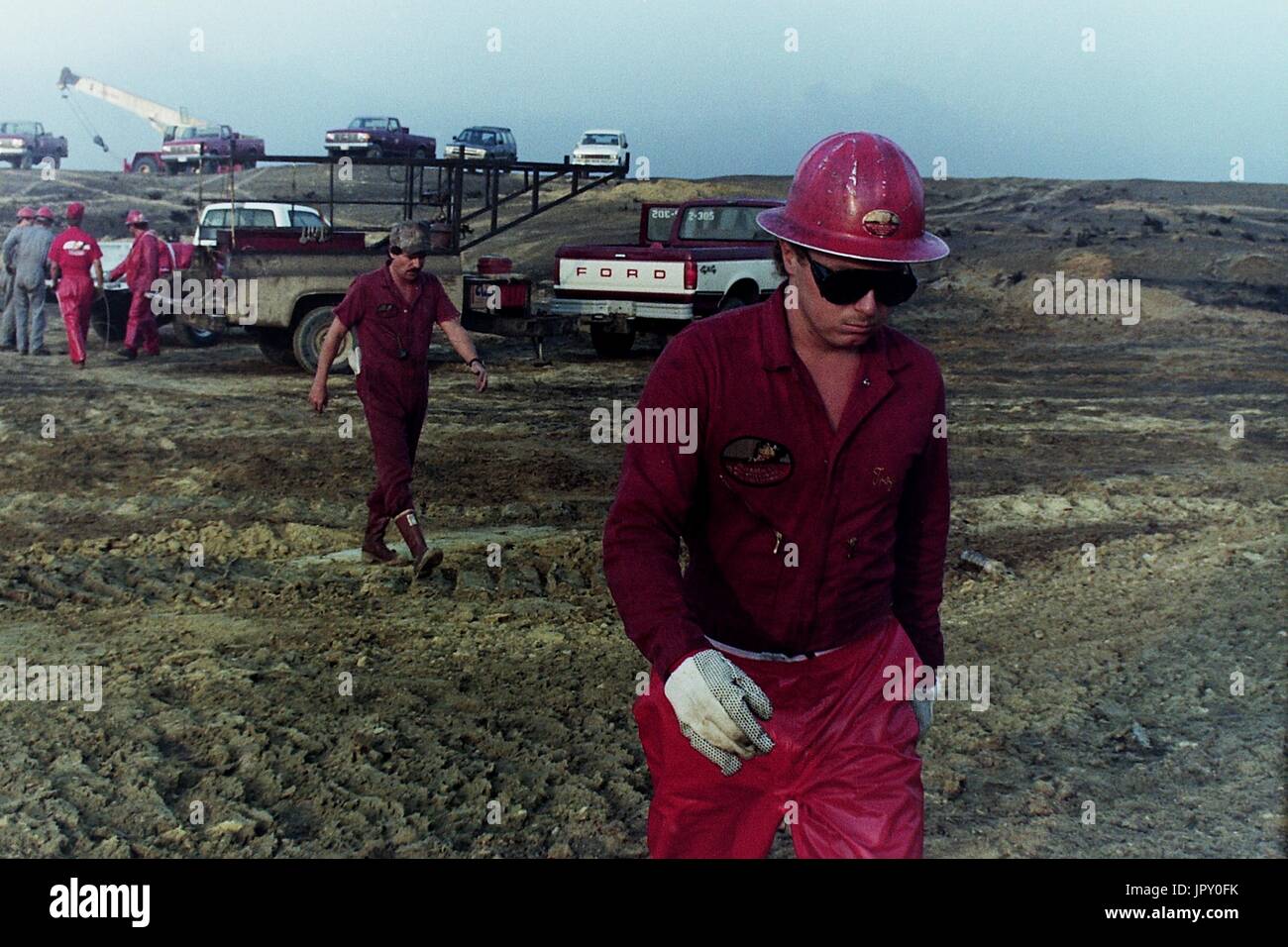 1991 oil well fire kuwait hi-res stock photography and images - Alamy