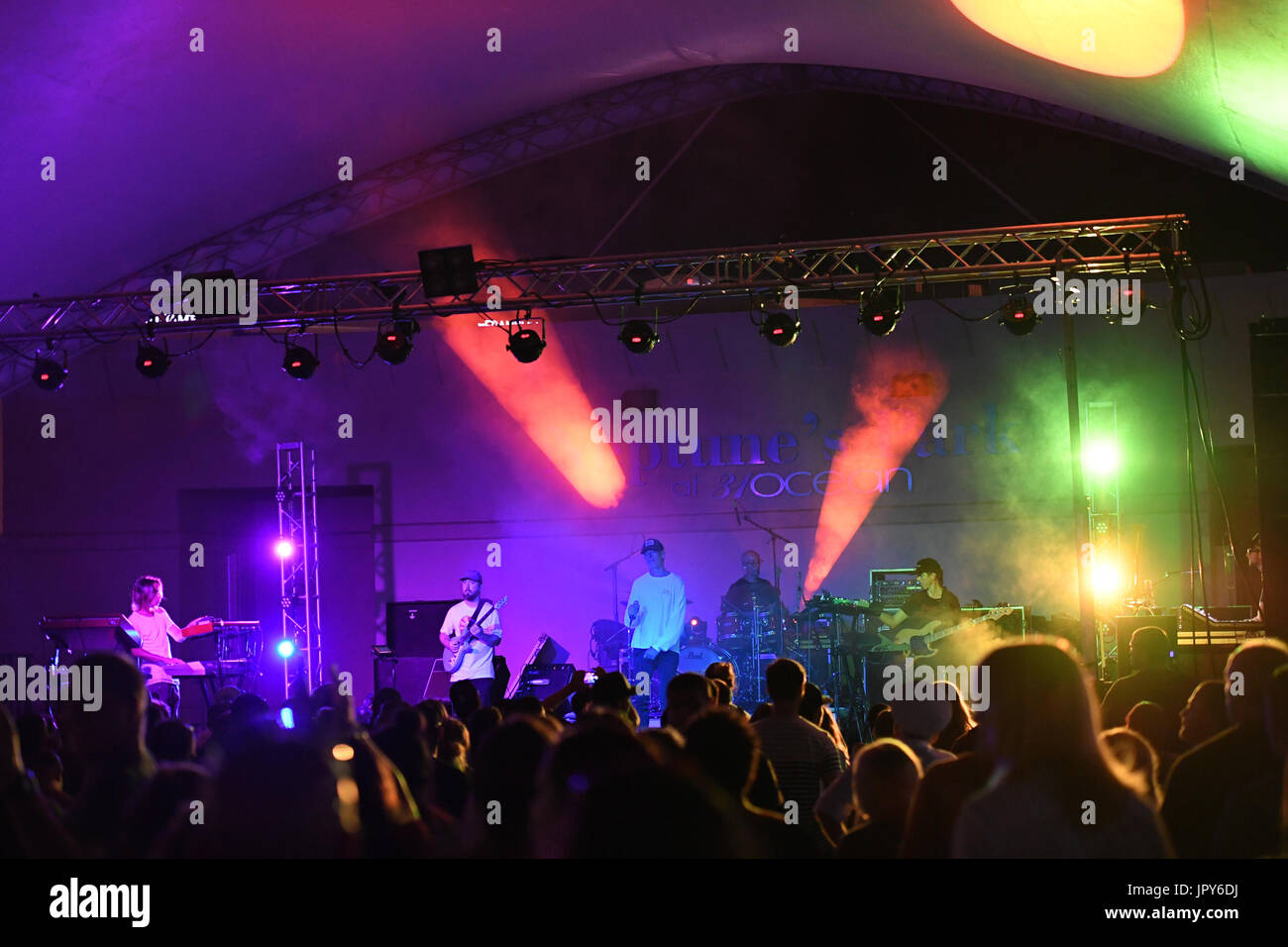 Virginia Beach, VIRGINIA, USA. 1st Aug, 2017. MATISYAHU brings his ...