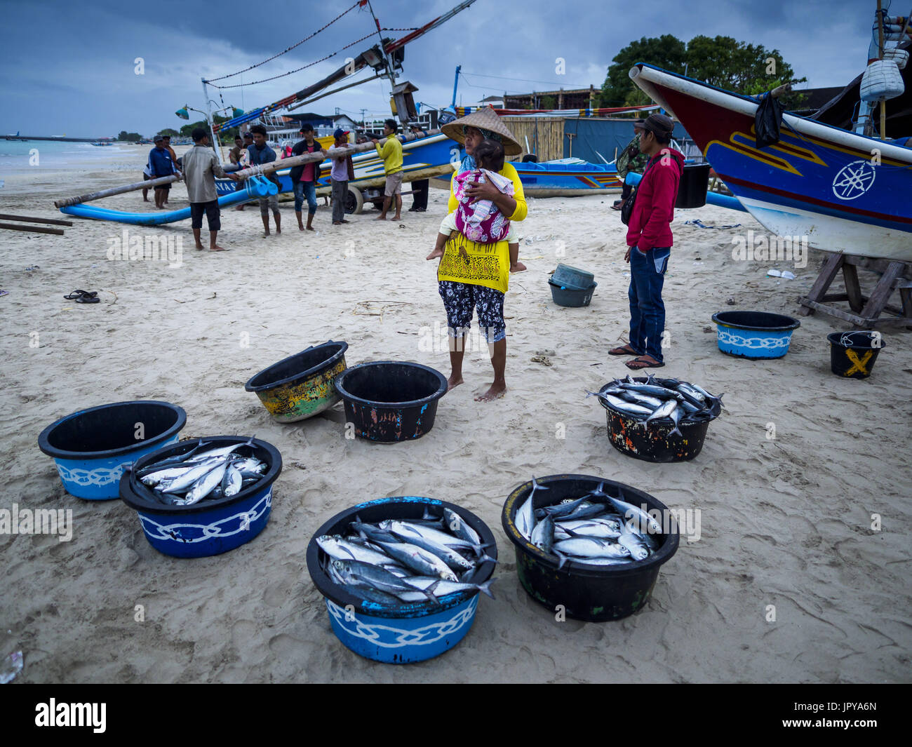 Kuta, Bali, Indonesia. 3rd Aug, 2017. A woman sells fish caught ...