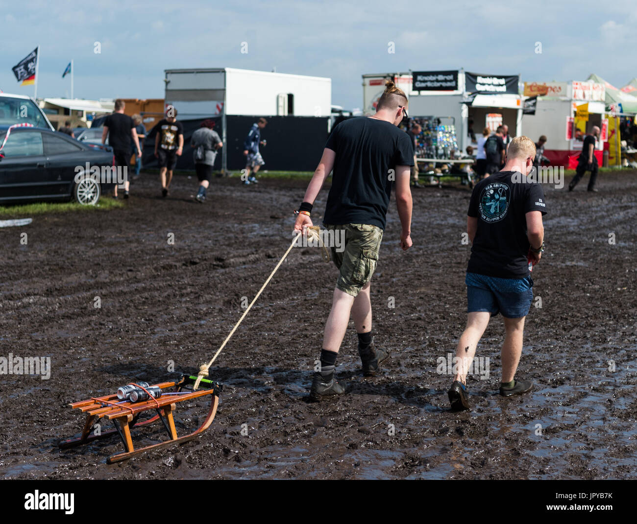 Wacken, Germany. 3rd Aug, 2017. Festival-goers carry beer on a sleigh ...