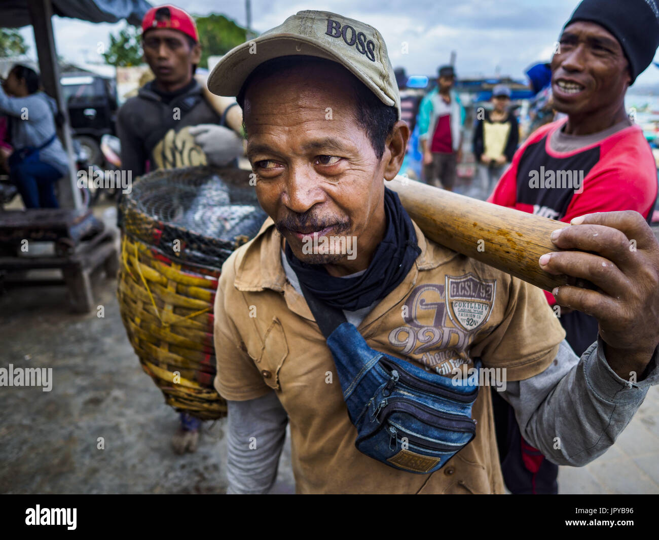 Kuta, Bali, Indonesia. 3rd Aug, 2017. Men wait to weigh the catch fish ...
