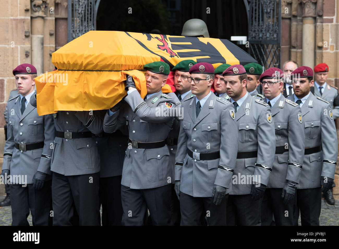 Fritzlar, Germany. 3rd Aug, 2017. Soldiers carry a coffin out of the ...