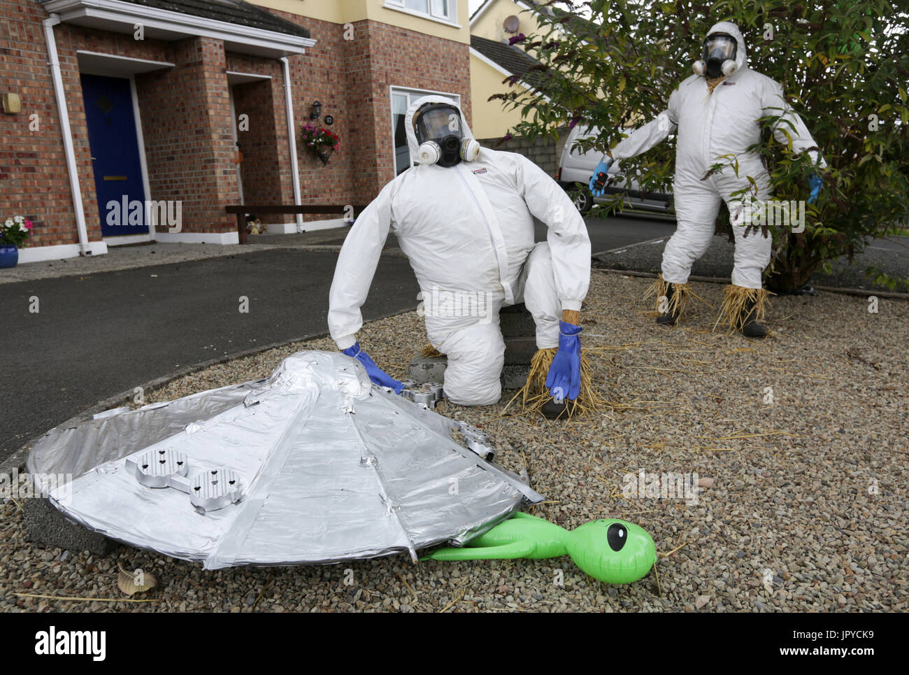 Durrow, Ireland. 3rd August 2017. A ‘Roswell’ themed scarecrow sits ...