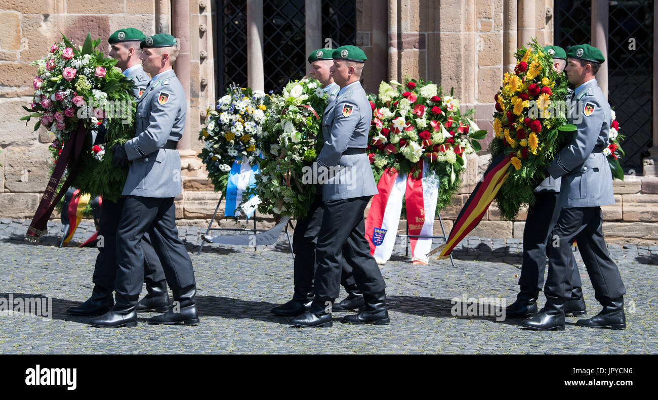 Soldiers carry flags hi-res stock photography and images - Alamy
