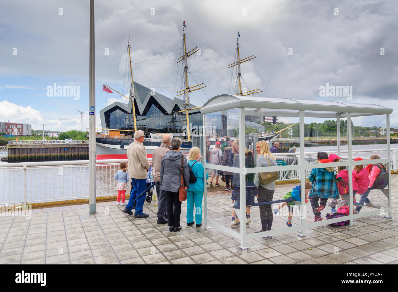 Glasgow, Scotland, UK. 3rd August, 2017. UK Weather. Passengers waiting ...