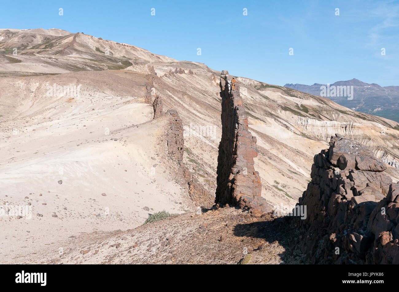 Volcanic Dyke in sedimentary rocks - Greenland Stock Photo - Alamy