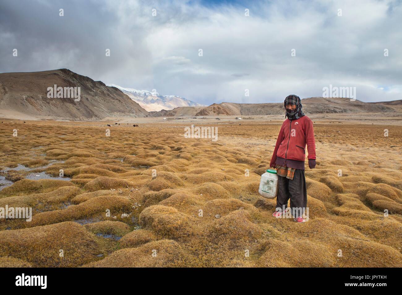 Hold tin cans hi-res stock photography and images - Alamy