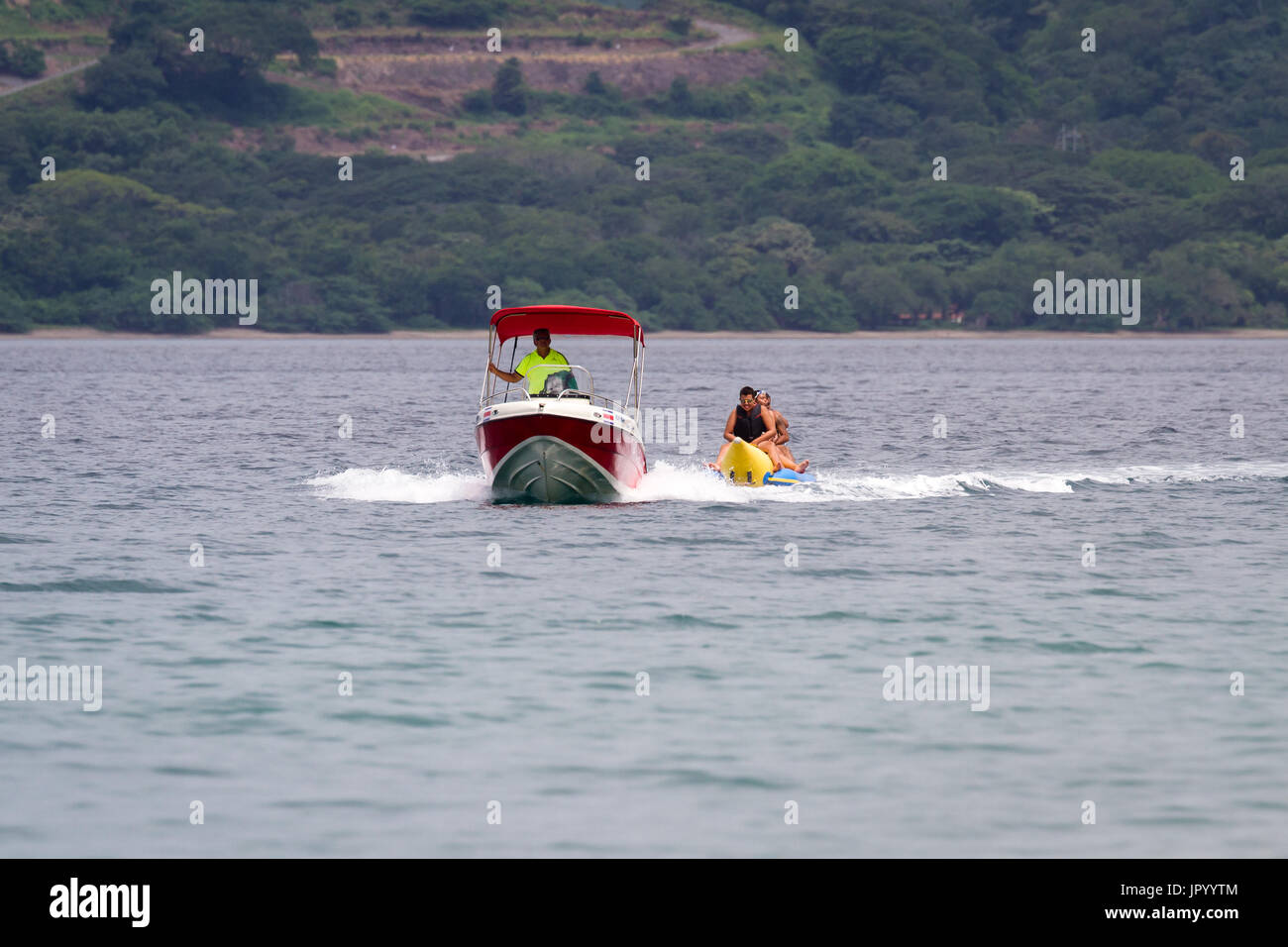 Family beach boat fun outdoors hi-res stock photography and images - Alamy