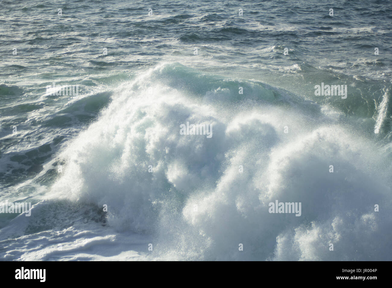 Waves crashing to shore hi-res stock photography and images - Alamy