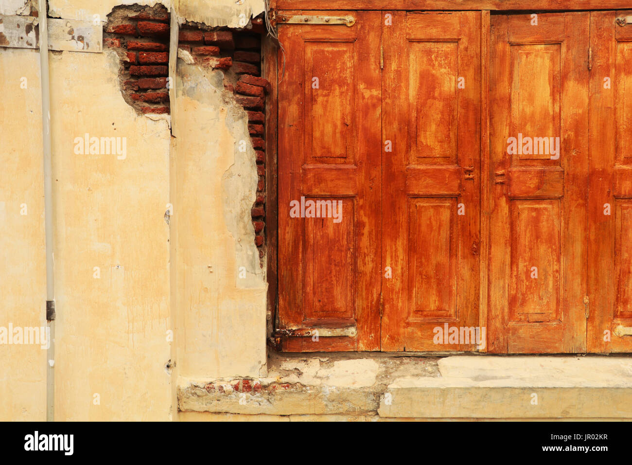 Old building facade flat hi-res stock photography and images - Alamy