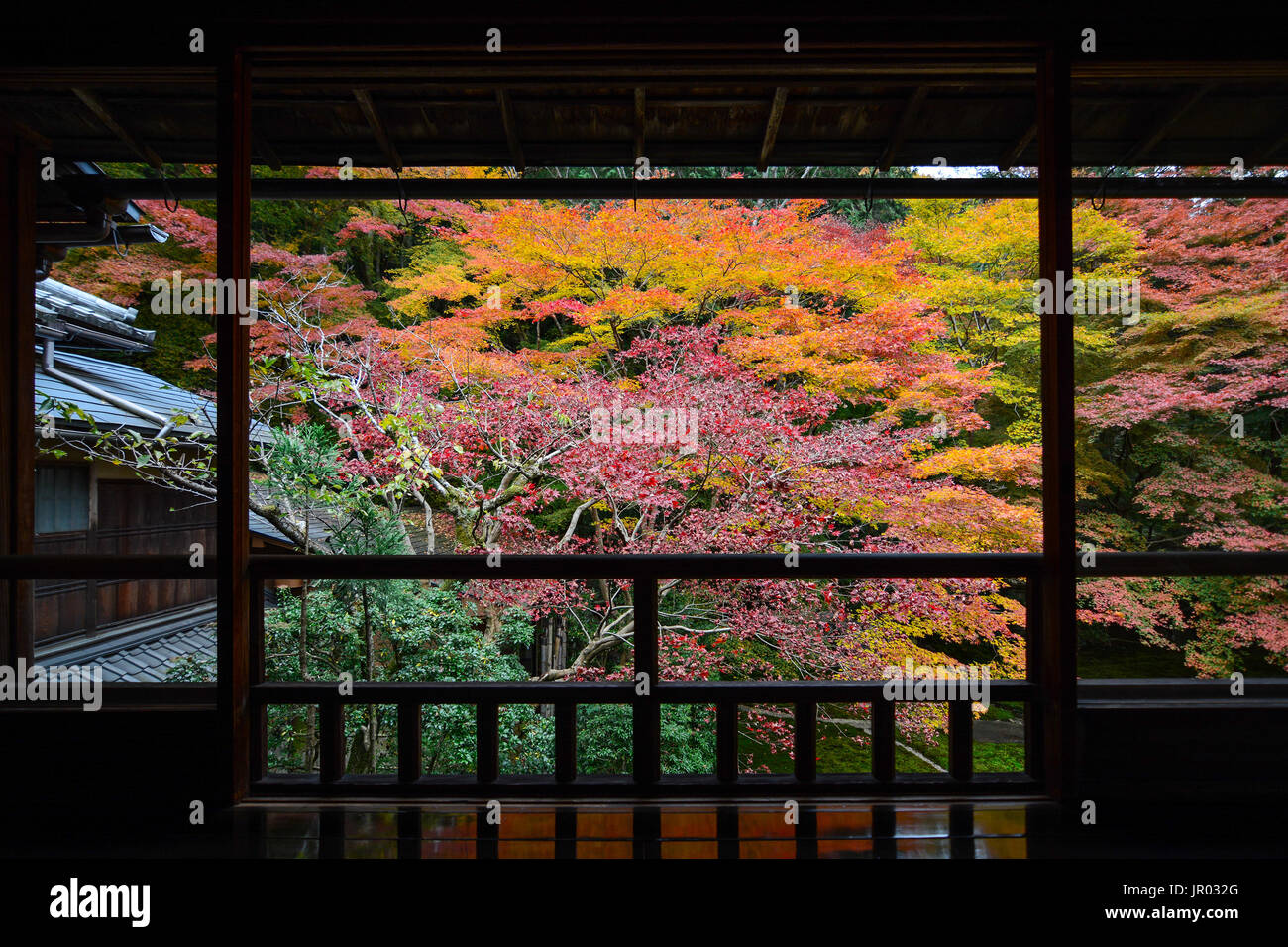 Traditional japanese window frame hi-res stock photography and images ...