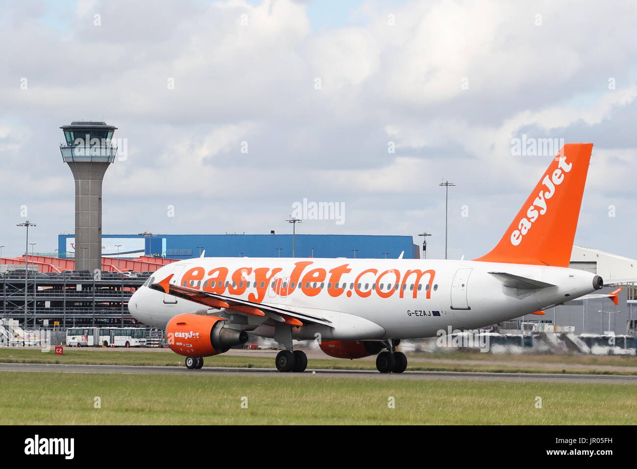 Easyjet passenger aircraft hi-res stock photography and images - Alamy
