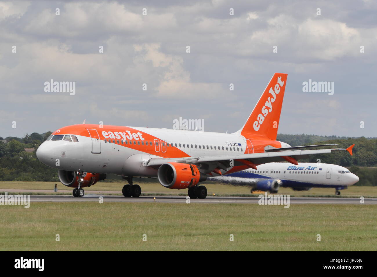 Easyjet a319 jet airliner hi-res stock photography and images - Alamy
