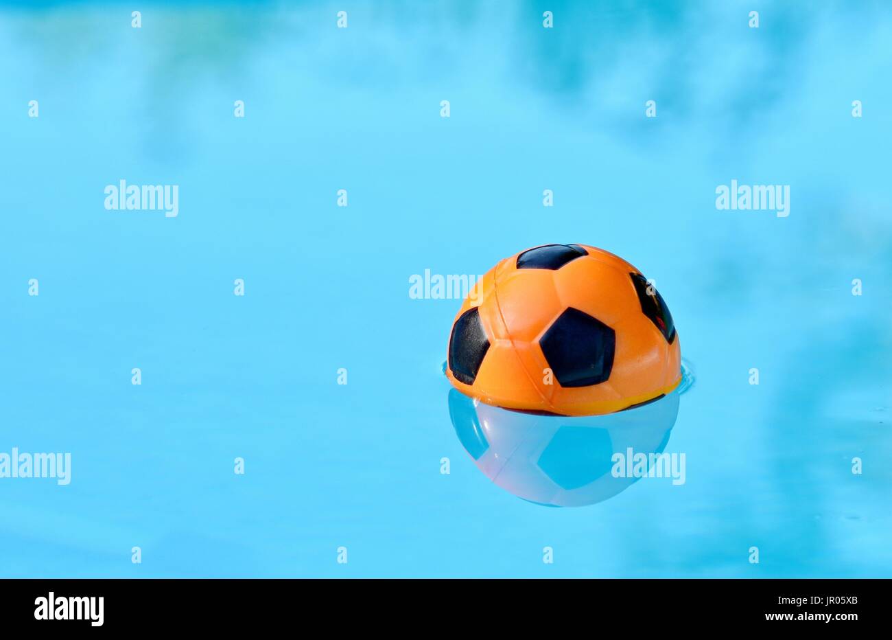 Playing ball swimming pool hi-res stock photography and images - Alamy