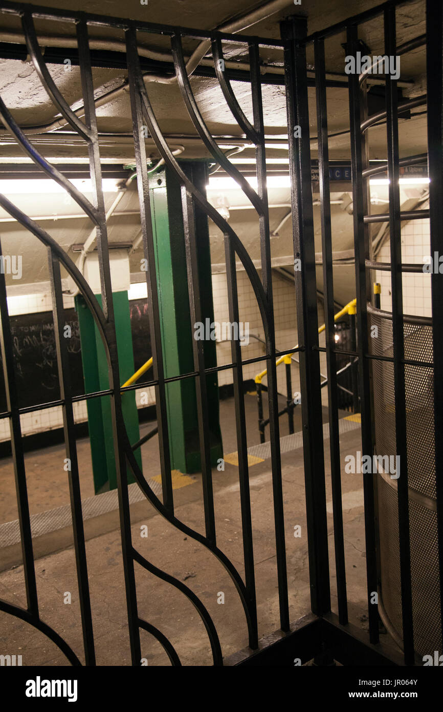 Nyc subway turnstile hi-res stock photography and images - Alamy